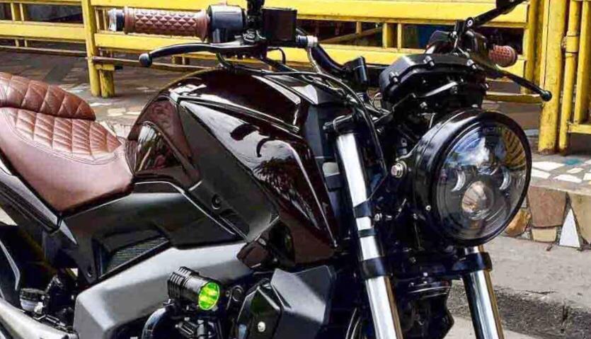 Dominar Black, la Bajaj scrambler
