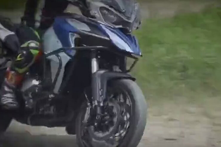 Benelli ya prueba la TRK 800 en su versión china