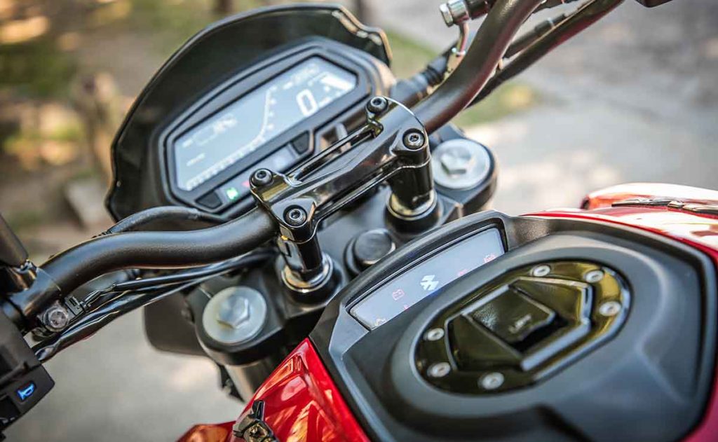 Así funciona la Dominar 250. Evaluamos motor, suspensiones y frenos