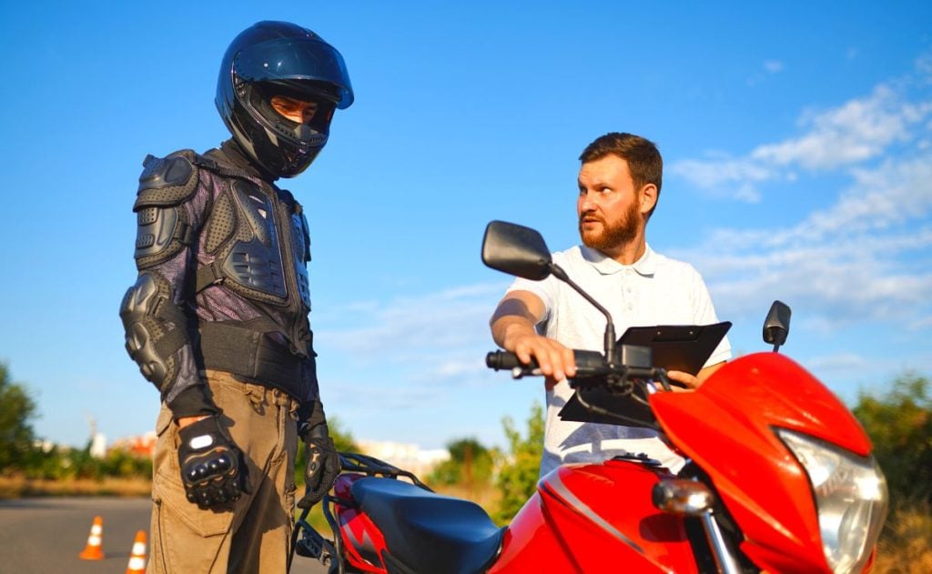 Consejos para manejar una moto con embrague