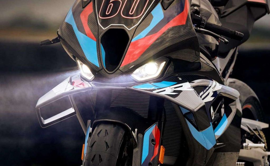 BMW lanzó DOS M1000: potencia para acelerar y dinámica para explotarla
