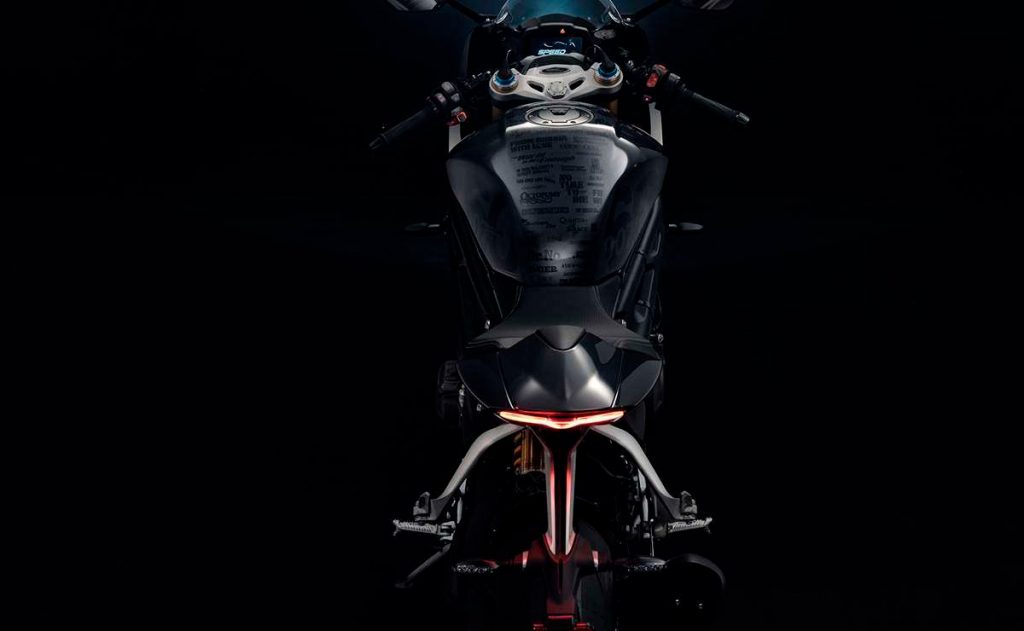 Triumph Speed triple 1200 RR Bond Edition: 60 años del Agente 007