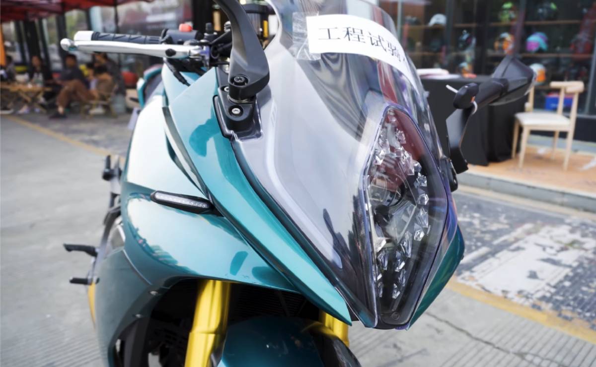 Para destronar a la Yamaha R7: así es la nueva deportiva china de 80 CV