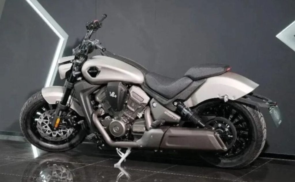 Así es la Benda "Dark Flag": motor V4 y suspensión neumática