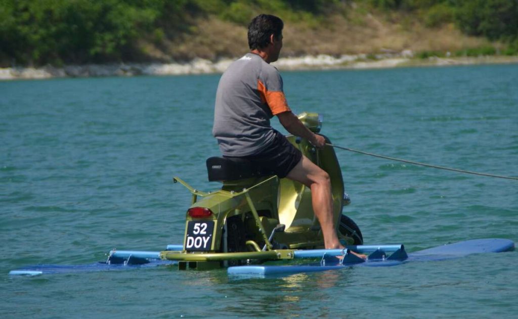 Hay motos de calle, motos de agua... ¿También un scooter anfibio?