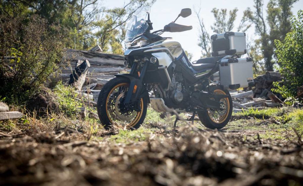 CFMoto 800MT y su comportamiento off-road: ¿Qué tan bien funciona?