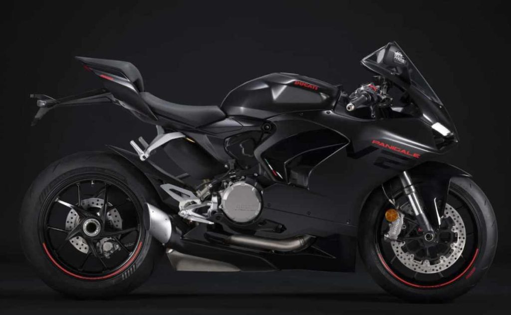 La Ducati Panigale V2 se viste de negro para sacar lo mejor de su ...