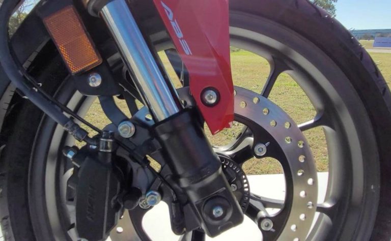Frenos ABS vs CBS en Motos: ¿Cuáles son las diferencias?