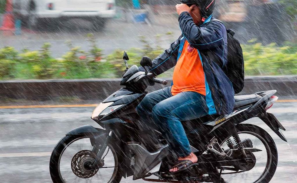 5 consejos para conducir tu moto con lluvia con total seguridad