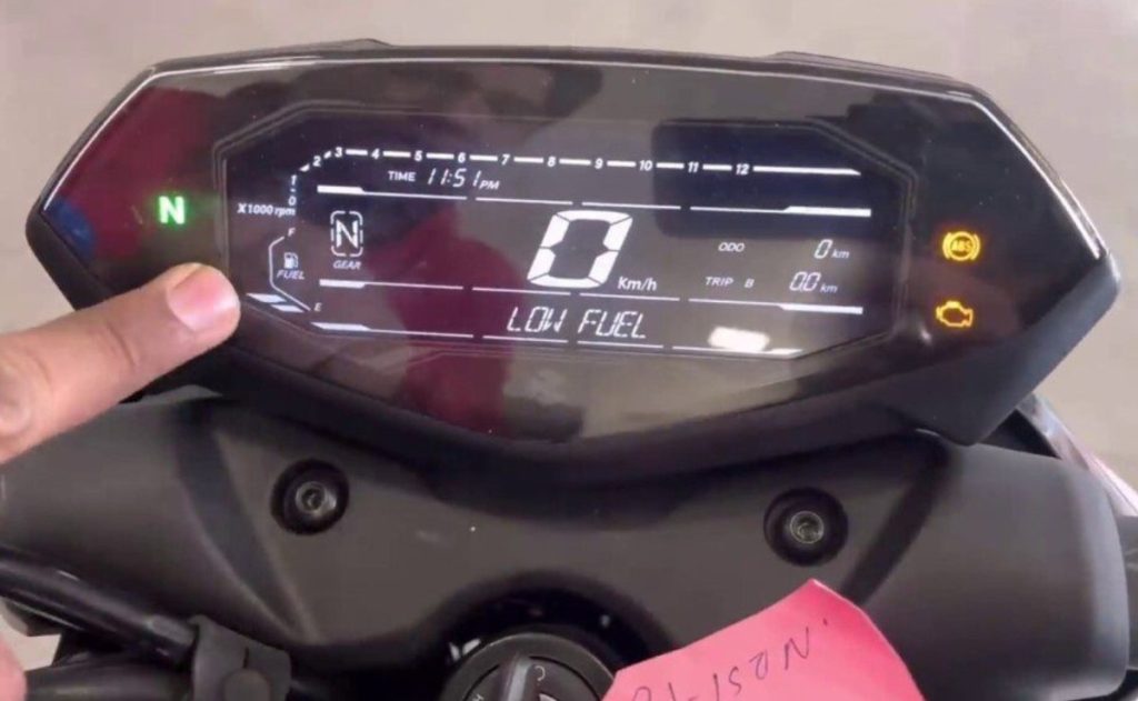 La nueva Bajaj Pulsar 150 llega para rivalizar con la Yamaha FZ