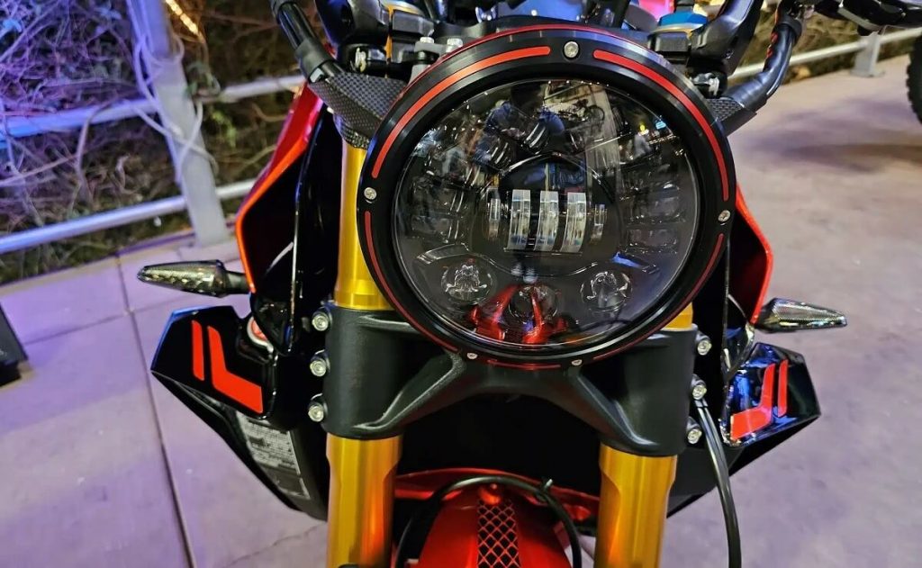 Llega una moto muy especial para competir contra una poderosa deportiva