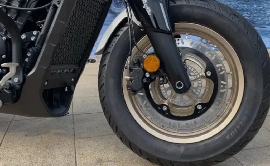 ¿Cómo es la moto china que está inspirada en la Triumph Bobber?