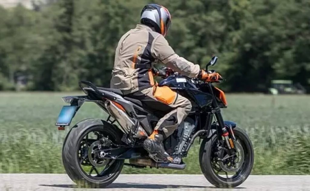 KTM reflota junto a Bajaj el proyecto de una bicilíndrica media: así ...