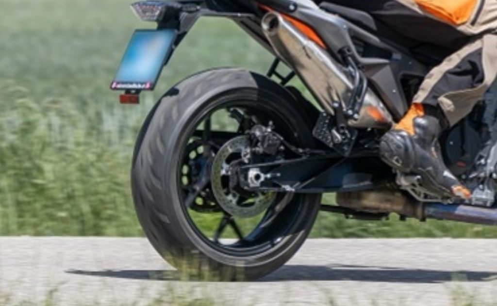 KTM reflota junto a Bajaj el proyecto de una bicilíndrica media: así ...