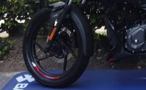 Bajaj presentó una nueva Rouser/Pulsar con un equipamiento y precio ...