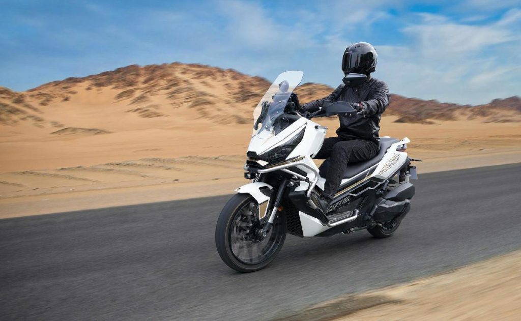 Zontes tiene un modelo de casi 400 cc y corte adventure que está cada ...