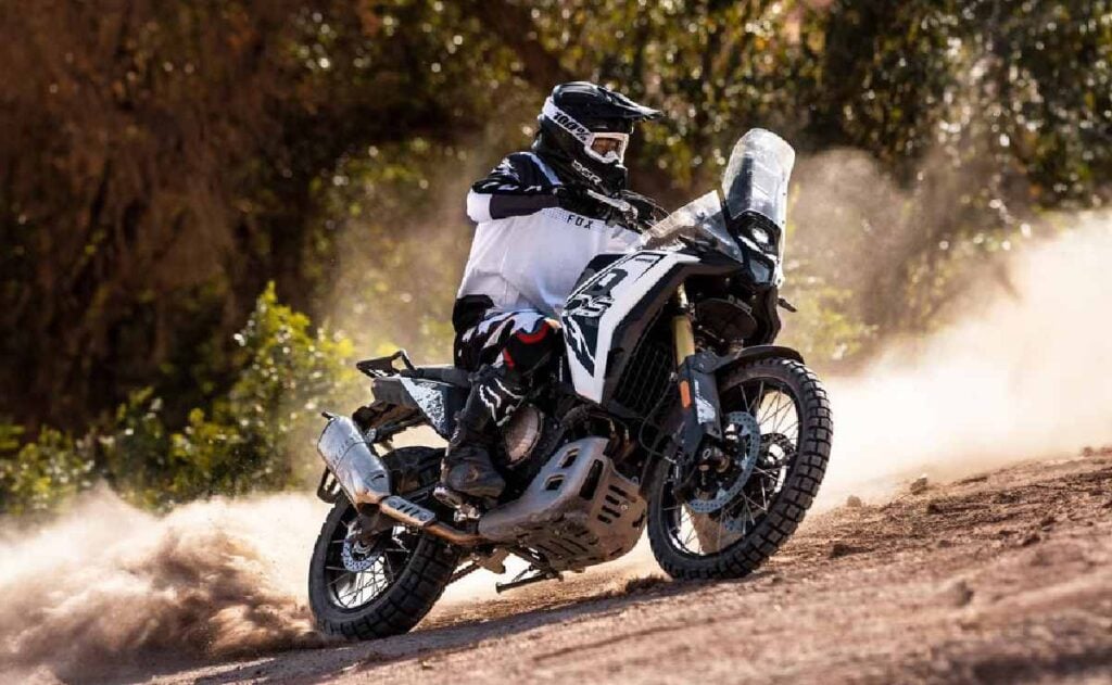 Precio bajo y gran equipamiento: así es la moto trail más esperada del 2025