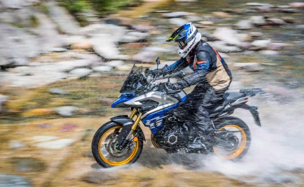 Esta moto trail económica se renueva por completo para 2025