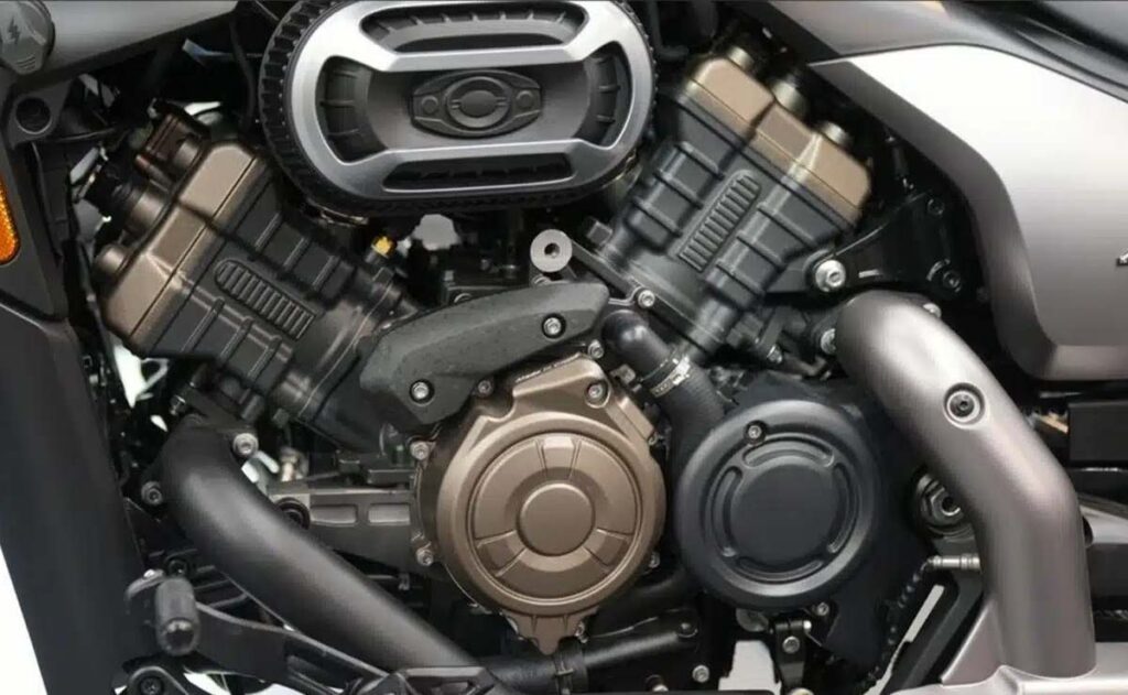 Un fabricante chino va por el mercado americano con dos motos custom V4