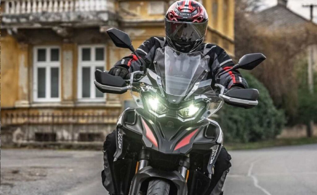 Esta moto trail de 95 CV ahora ofrece posibilidades de financiación ...