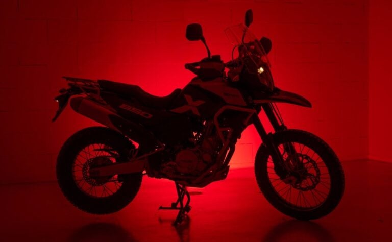 Esta novedosa moto trail se suma al segmento de la Kawasaki KLR 650 ...
